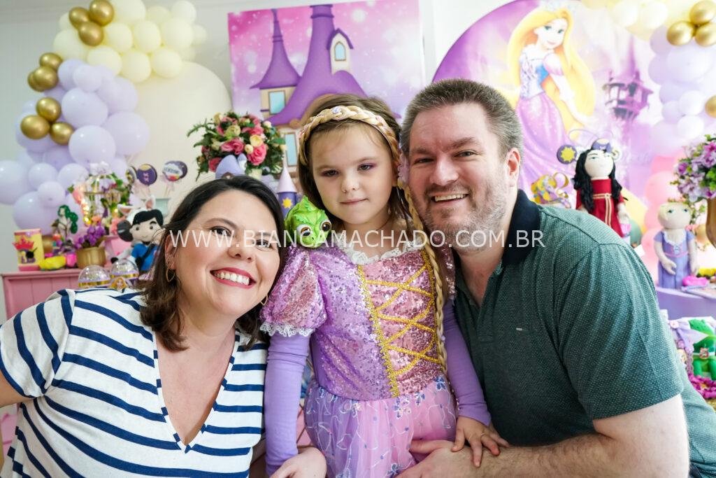 Com o tema Rapunzel, o aniversário da Louise foi um conto de fadas ...